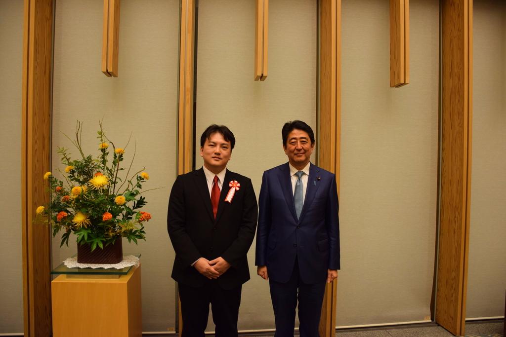 Kazuhiro Shimmura meets Tokyo Prime Minister Shinzo Abe as SLP ...